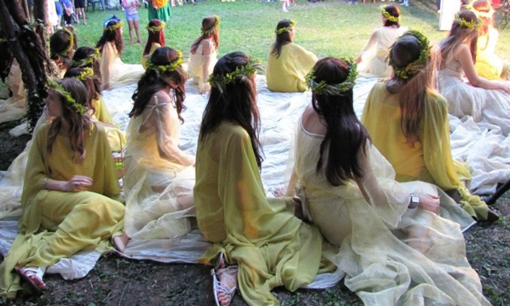 Ce sunt Sânzienele și de ce se sărbătoresc pe 24 iunie - BIT24.RO Ce sunt Sânzienele și de ce se sărbătoresc pe 24 iunie - BIT24.RO